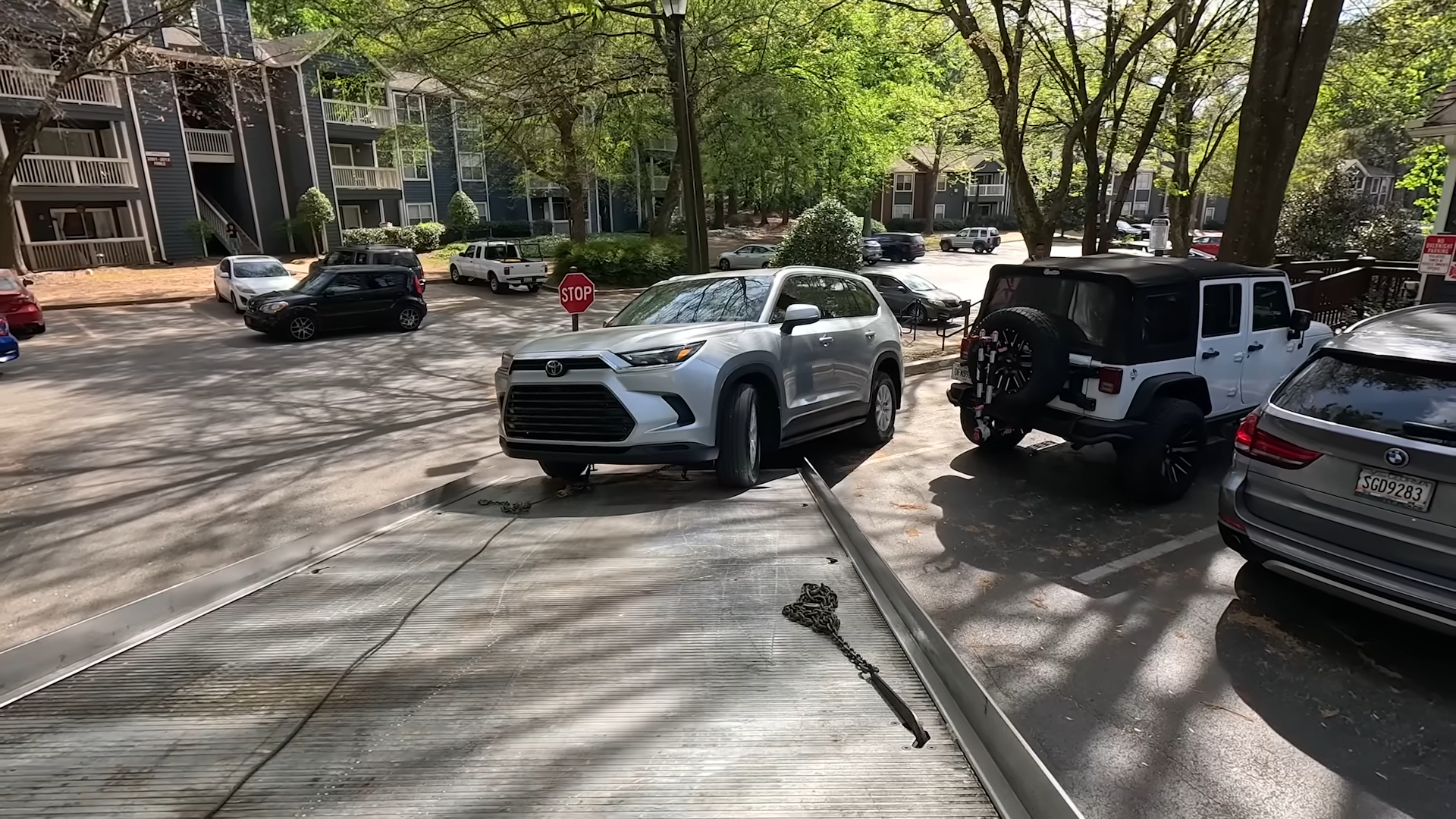 You're harassing me! - Tow scene turns into total chaos
