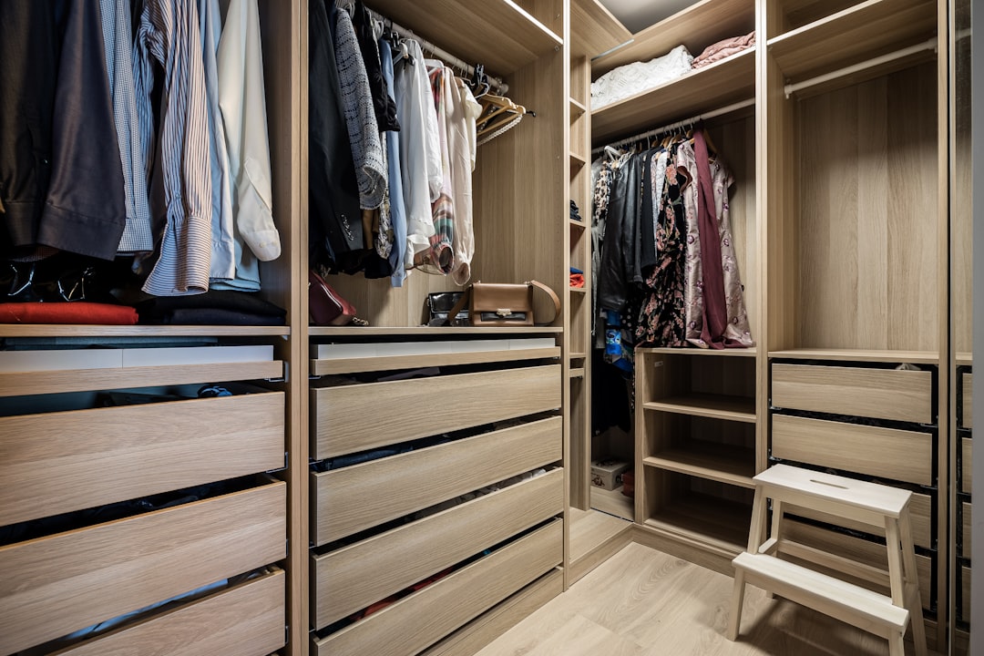 8 storage hacks home stagers use to make spaces look spacious