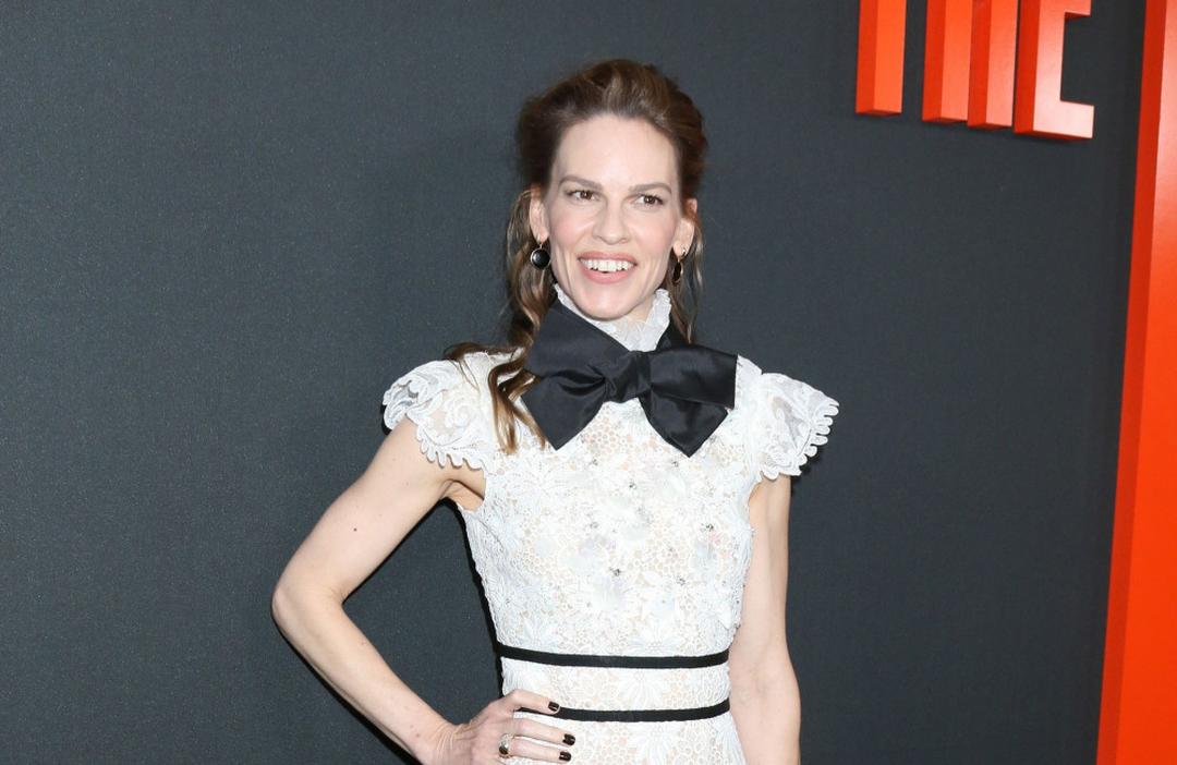 Hilary Swank says having twins later in life lets her be 'more present ...