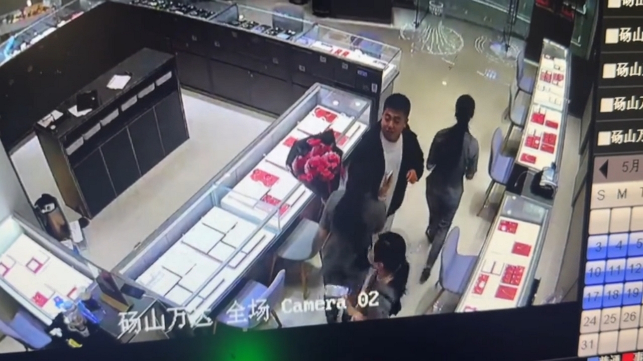 Man gives flowers to wrong employee in store mix-up in Anhui, China