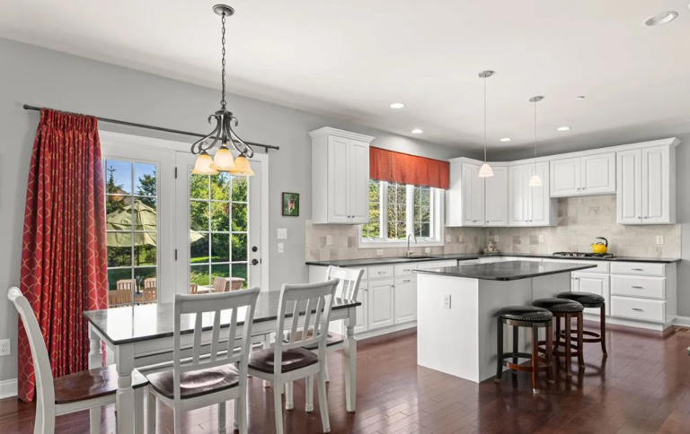 First Bank house of the week: $1.69M Liseter home offers luxury living ...