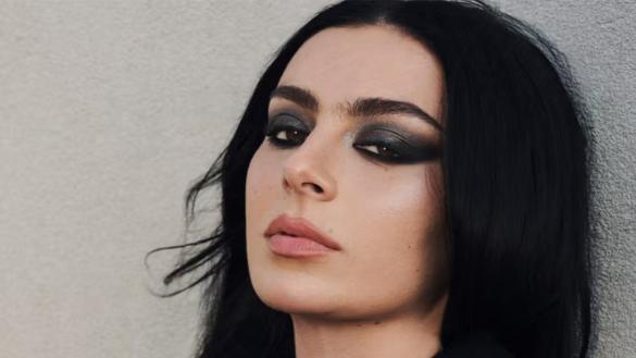 Charli XCX se convierte en la nueva musa de YSL Beauty y redefine la ...