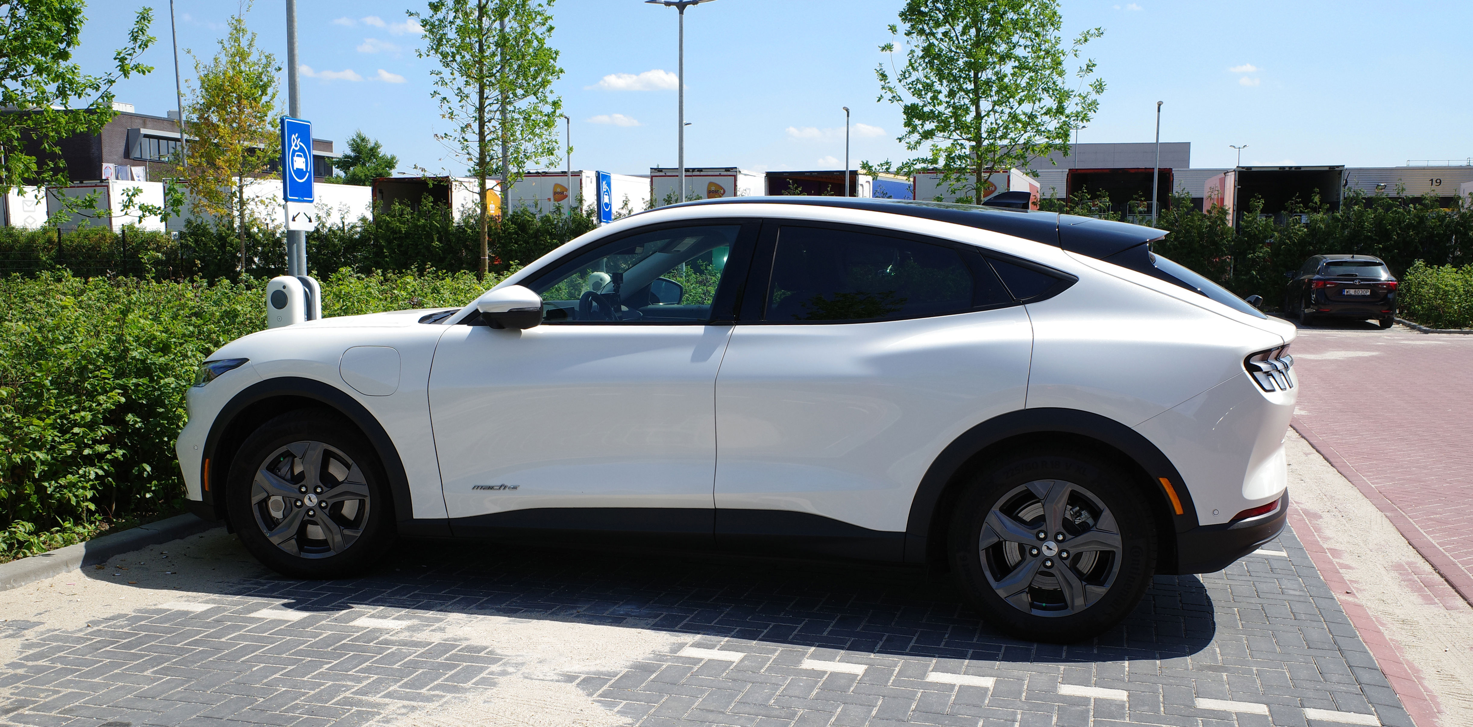 Zet je de auto 'even snel' bij een laadpaal neer? Dan staat je dít te ...