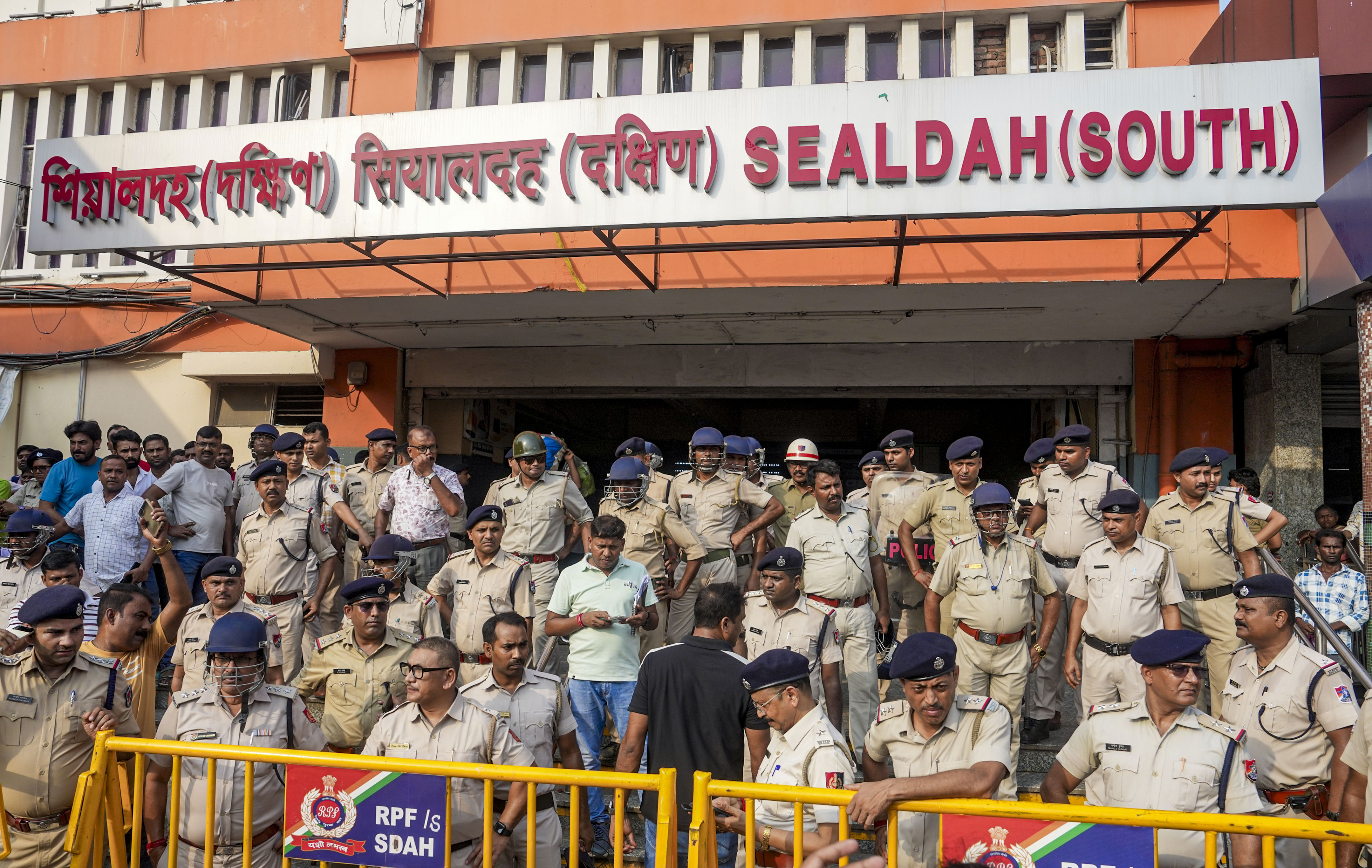 Bengal: Hawkers protest eviction from railway stations, demand ...