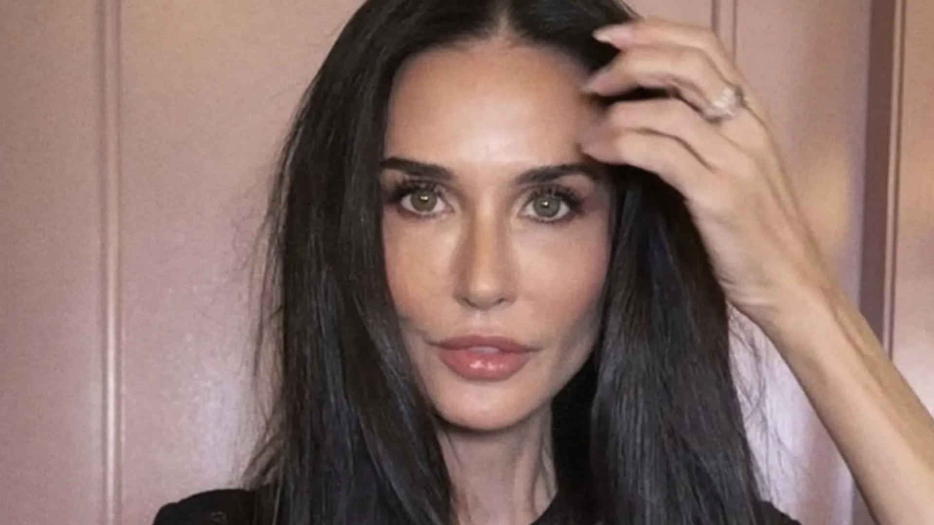 In a spectacular dress, Demi Moore surprises with a new hairstyle