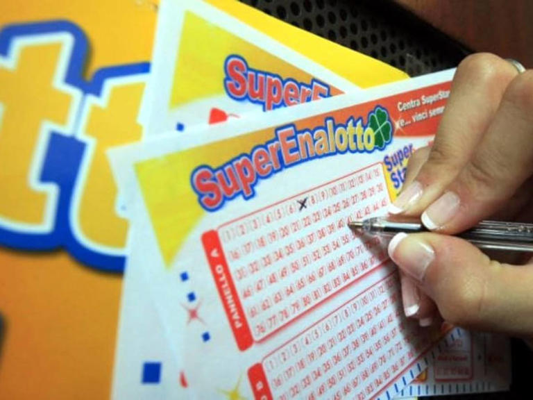 SuperEnalotto, centrati due 5 da oltre 111mila euro