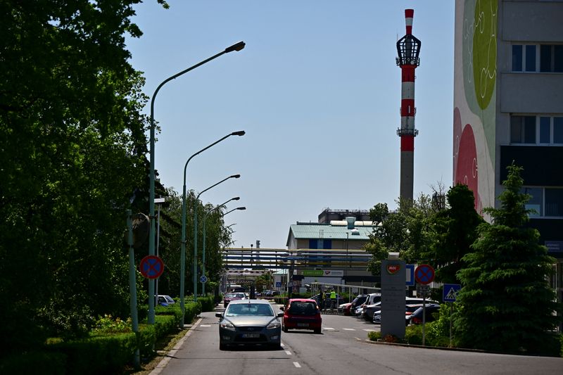 Explosion at MOL's Tiszaujvaros petrochemical plant in Hungary kills one