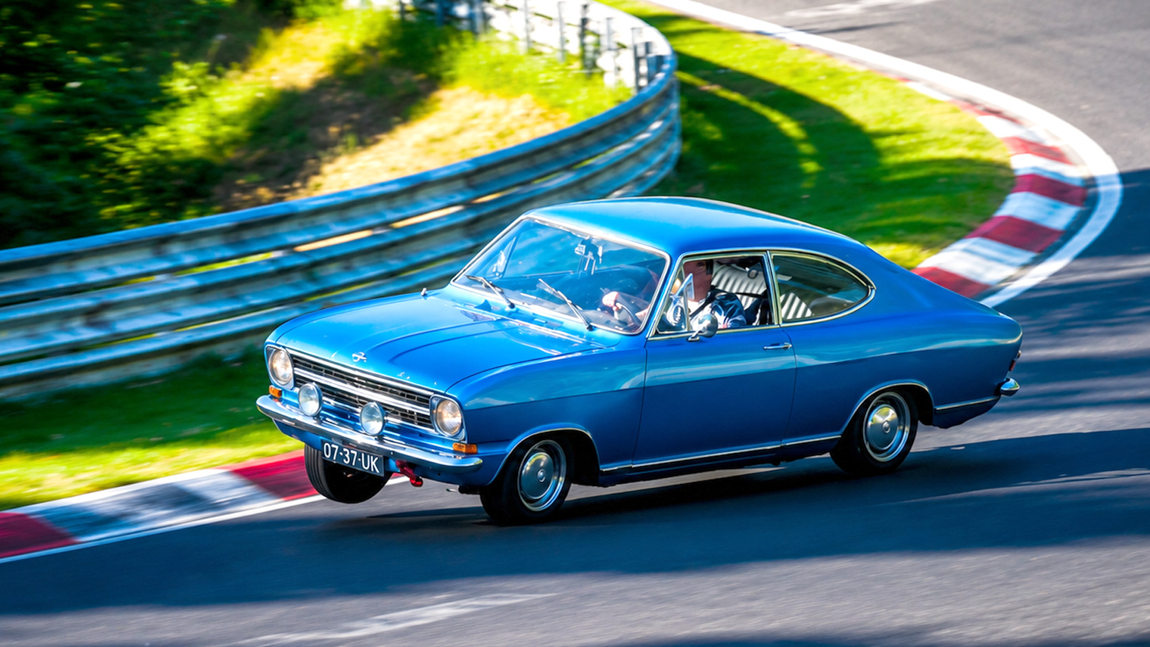 Classic car nearly flips after lifting one wheel mid-corner