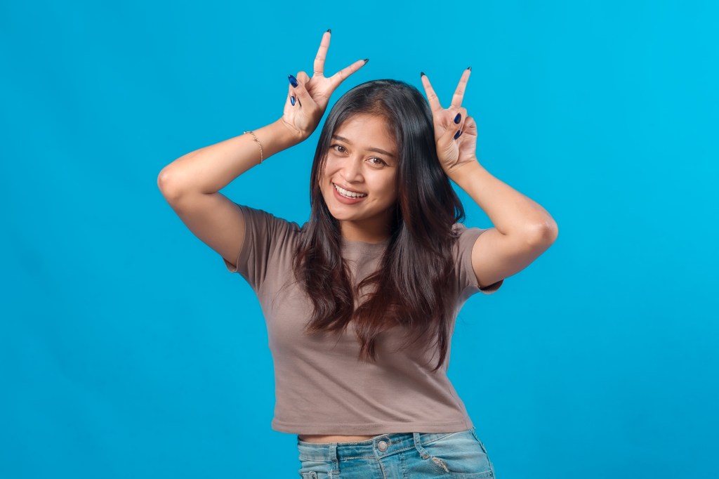 Flashing a peace sign in selfie could put you at risk, expert warns