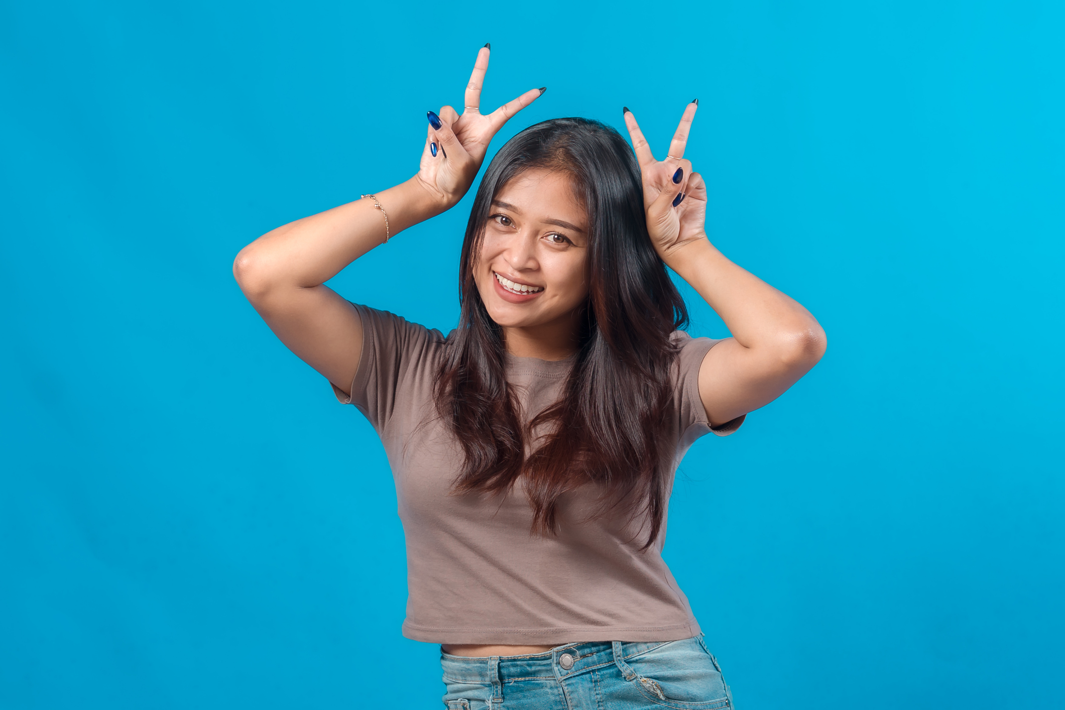 Flashing a peace sign in selfie could put you at risk, expert warns