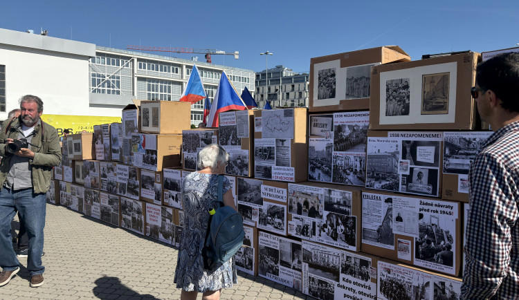 Pouť smíření dorazila do Brna za pískotu demonstrantů