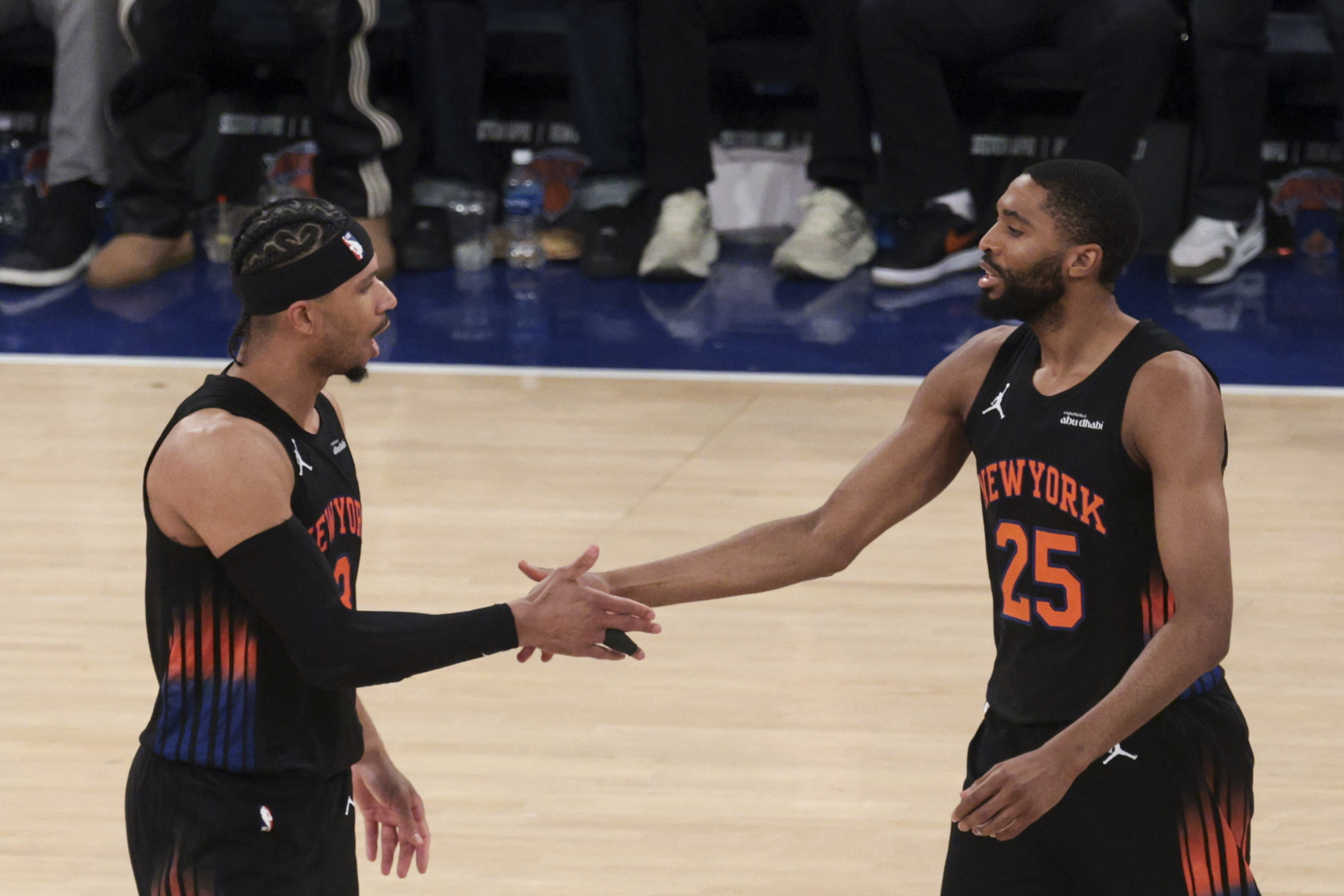 Knicks’ Josh Hart devoured pizza at podium after Game 2 win