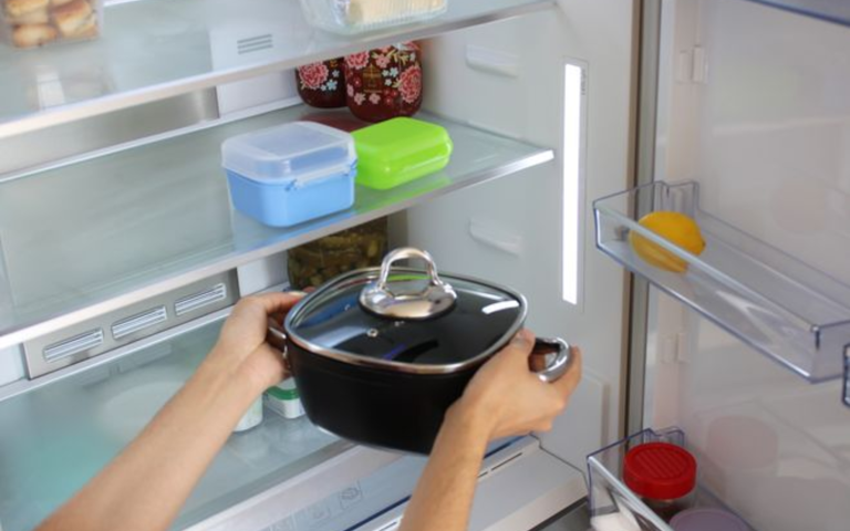 Guardar panelas com comida na geladeira é um erro, e não é só por ...