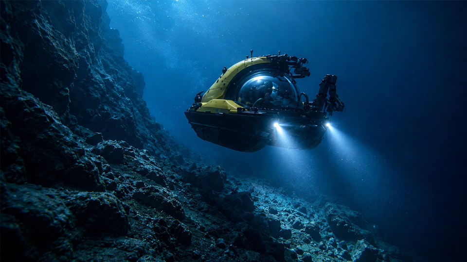Submarine descends 500 meters into deep ocean