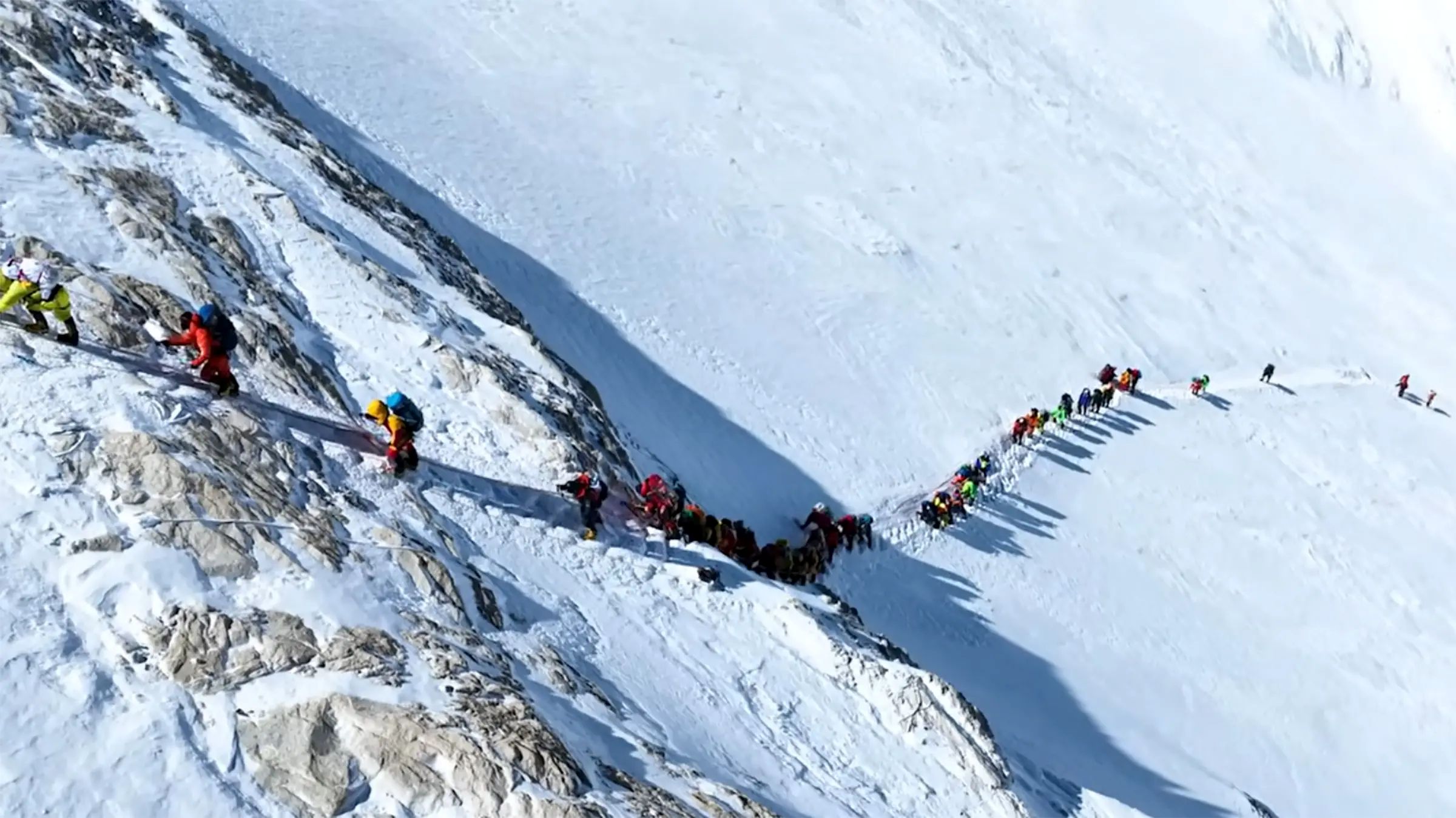 274 pessoas chegaram ao topo do Everest em um dia histórico — e ninguém ...