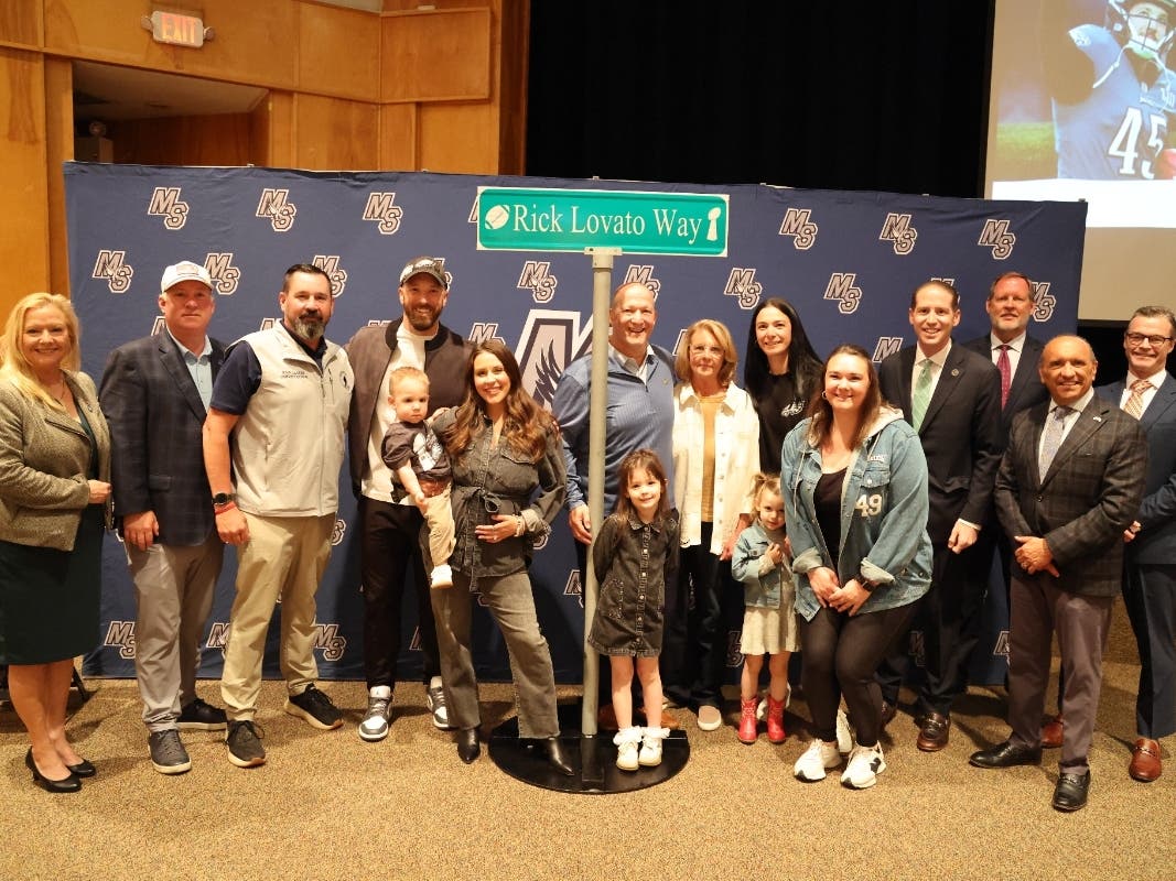 Two-time Super Bowl champion Rick Lovato spoke at Middletown High ...