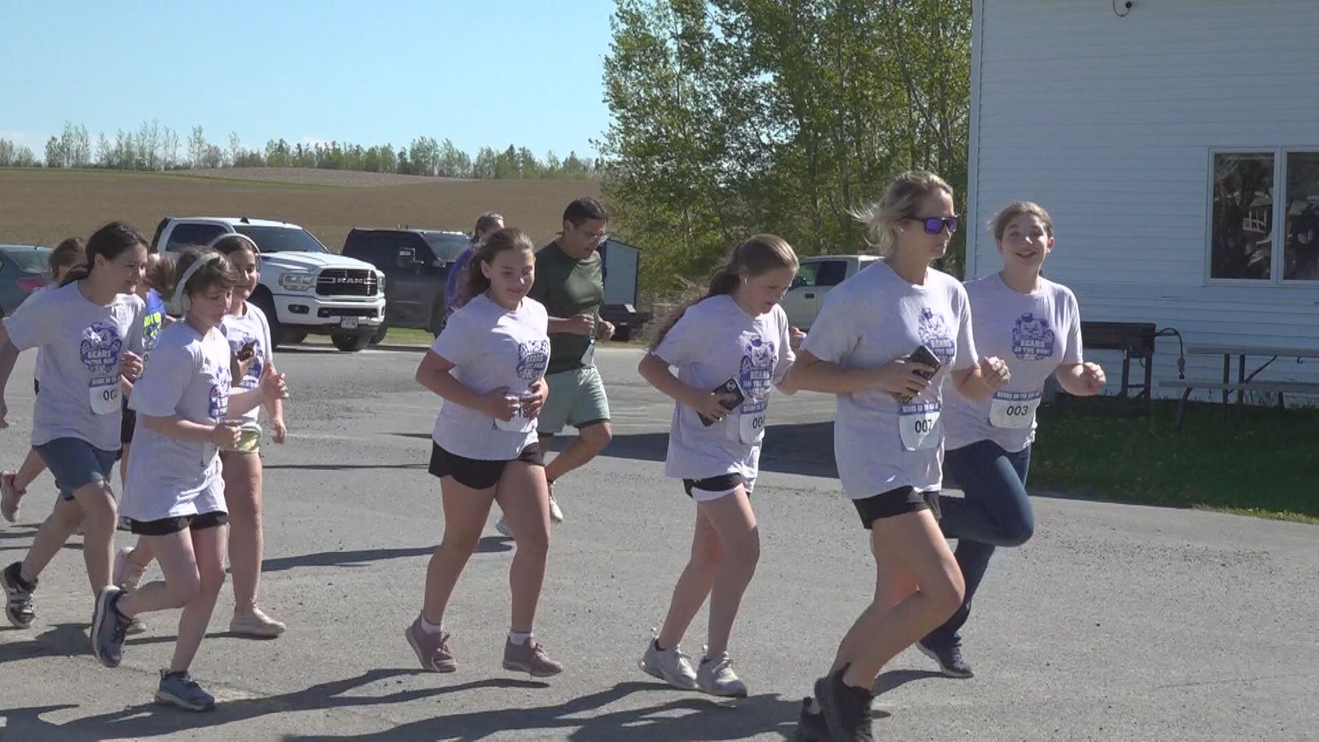Runners battle wind in 'Bears on the Run 5K'