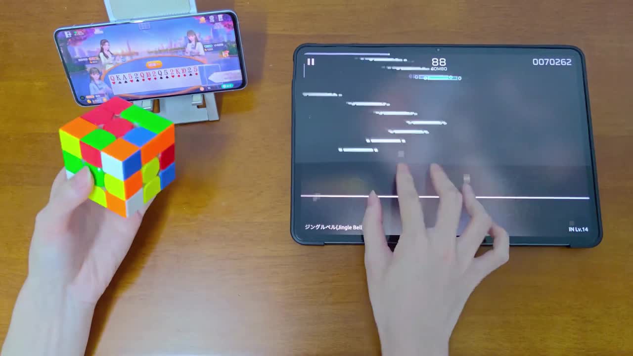 Talented multitasker plays three games simultaneously