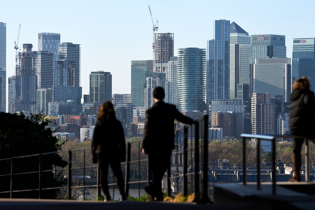FTSE 100 edges up amid cautious US-Iran optimism