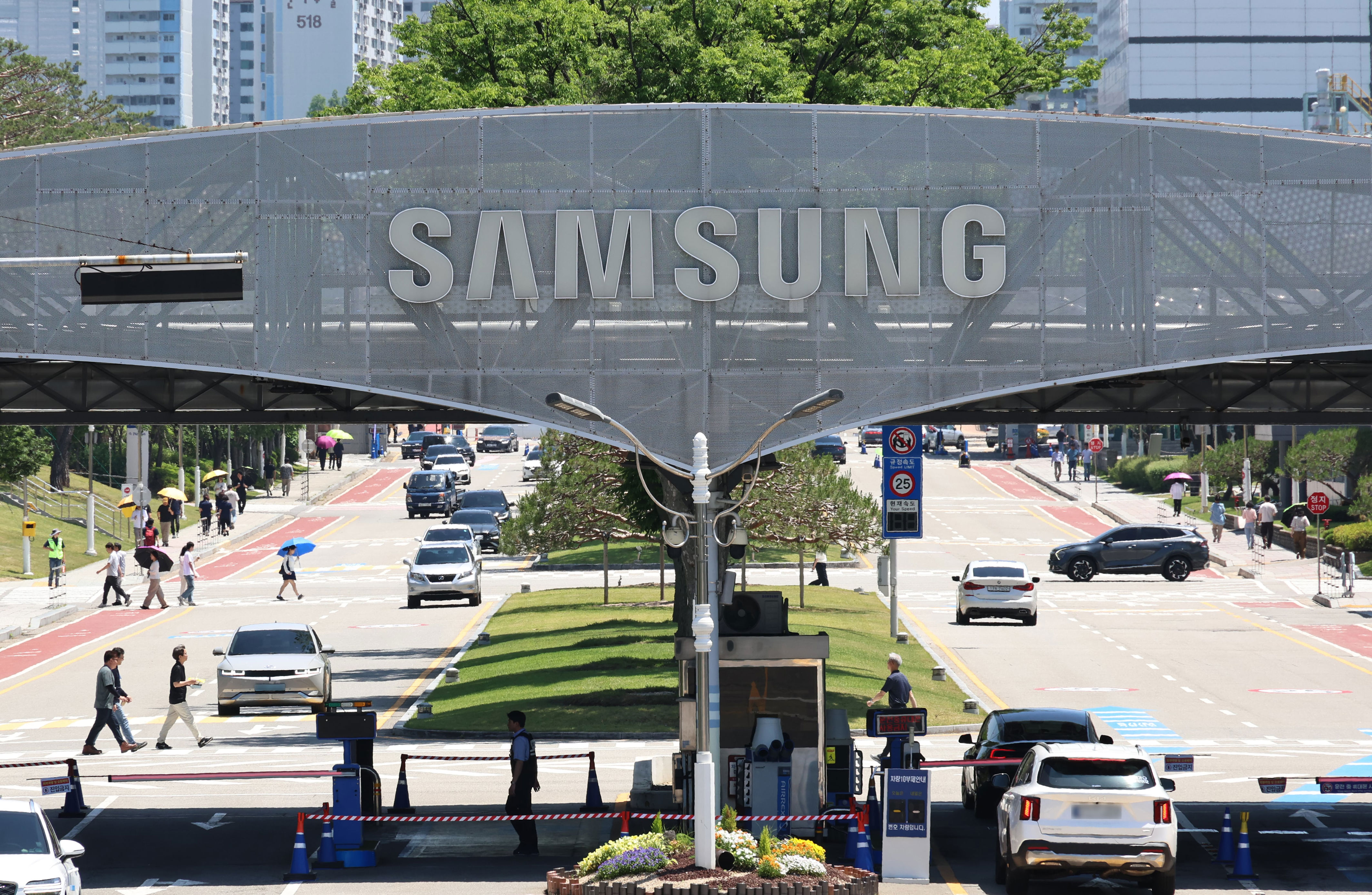 Samsung Electronics' loans and bonuses boost semiconductor belt real estate