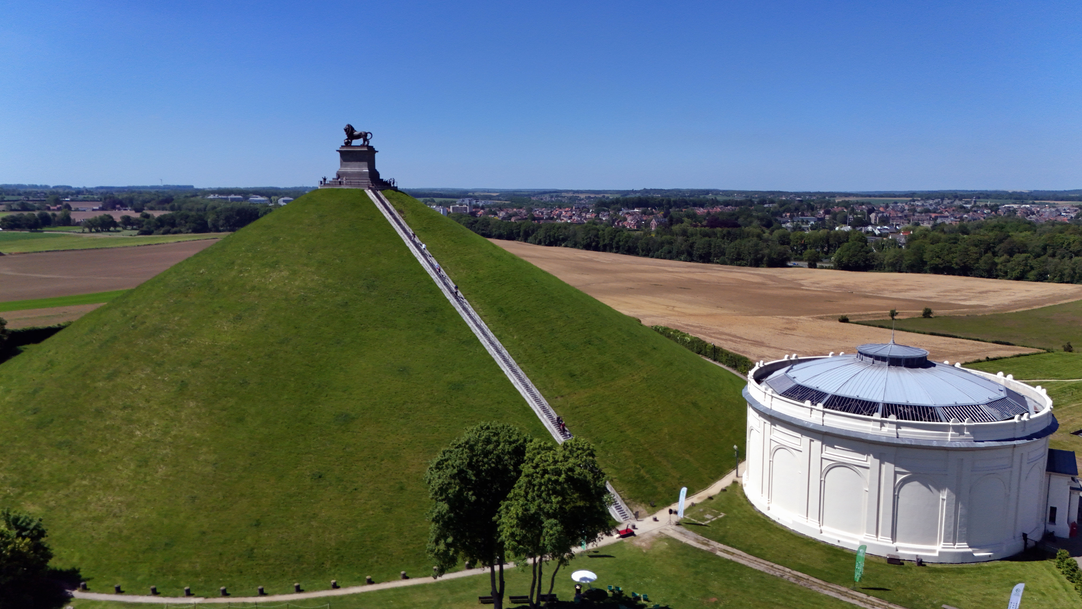 Leeuw van Waterloo in nieuw jasje voor 200e verjaardag