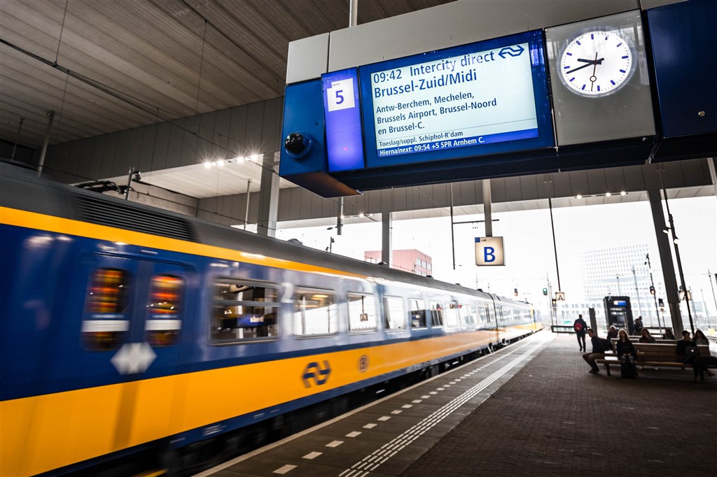 Zo werkt de 'aanzuigende' kracht van een trein, waardoor man (68 ...