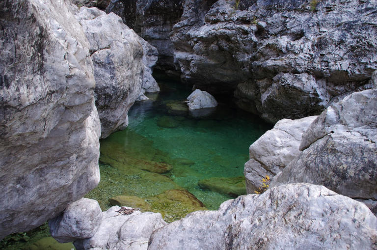 Rocce millenarie e piscine naturali dai colori fiabeschi: le Pozze ...