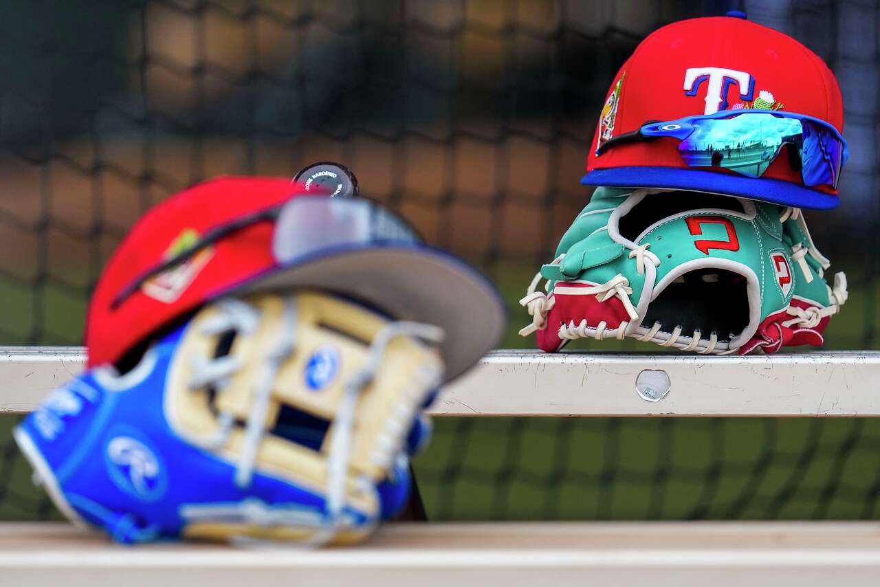 Texas Rangers sign veteran pitcher to minor league deal