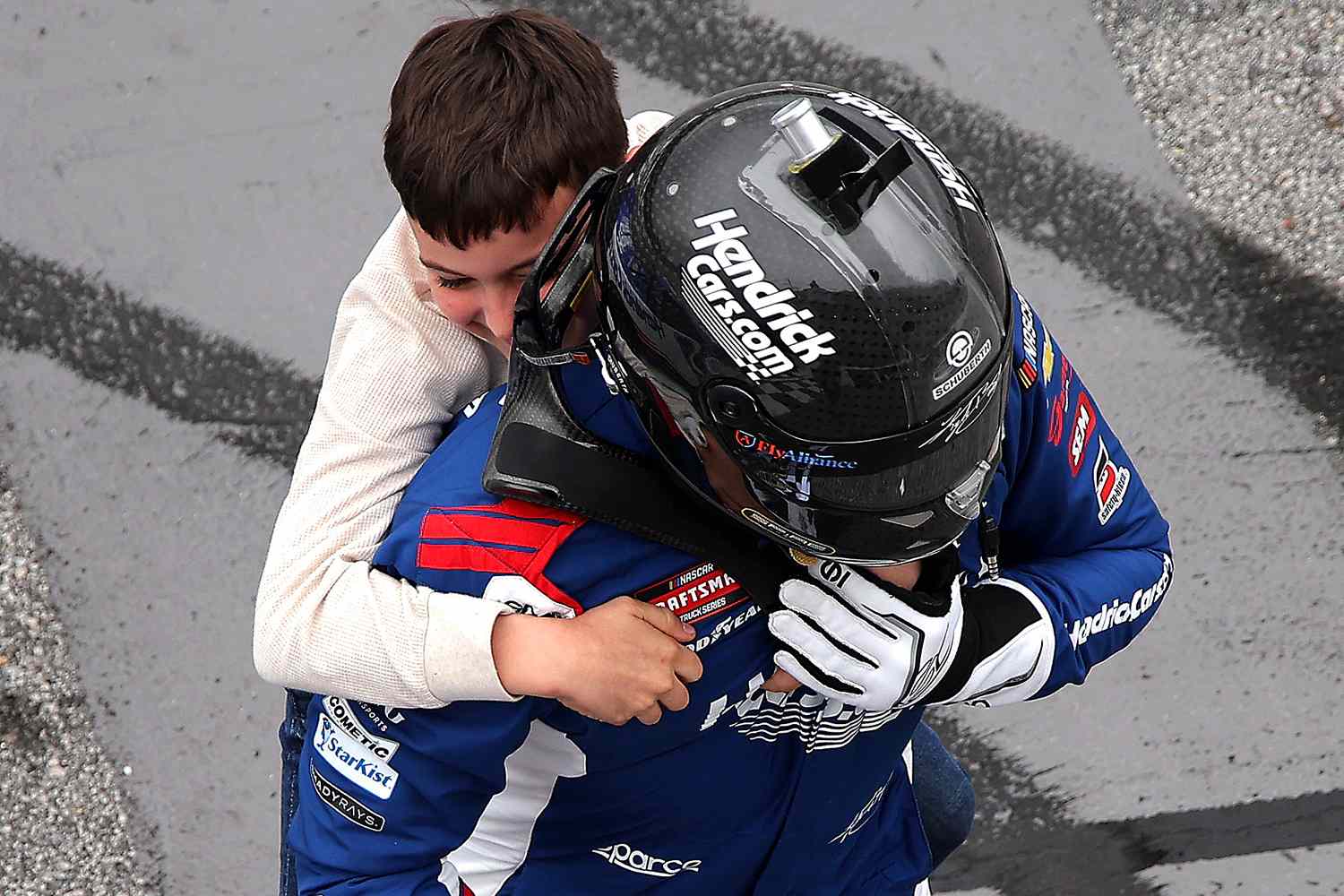 Kyle Busch's son Brexton changes profile photos to image of him hugging ...