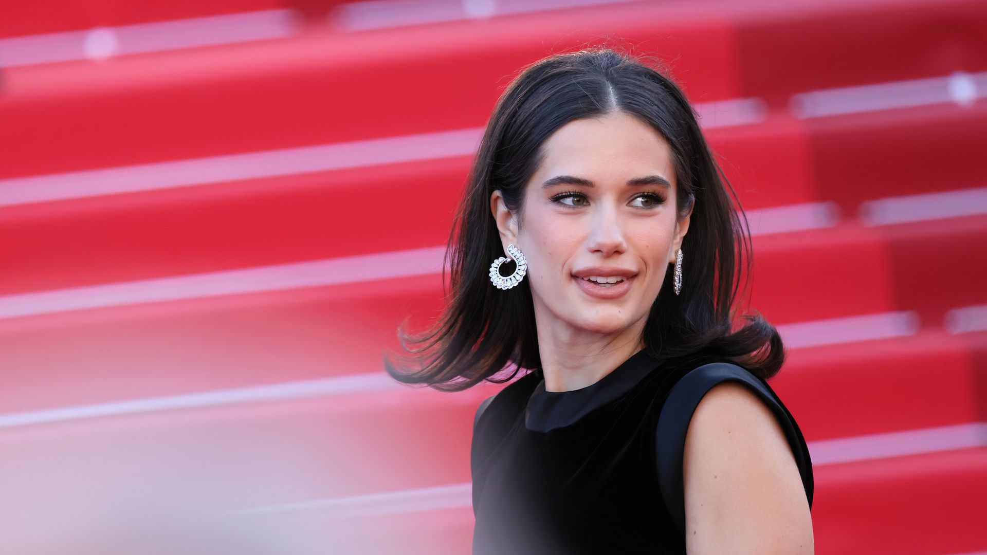 John Travolta’s daughter, Ella Bleu, proves the classic '60s blowout is ...