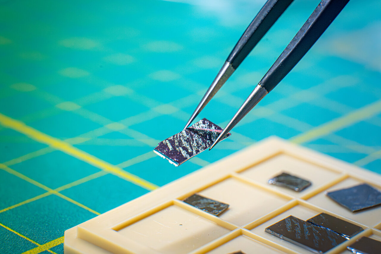 Stressed crystal creates nanoscale patterns on chip materials at room ...