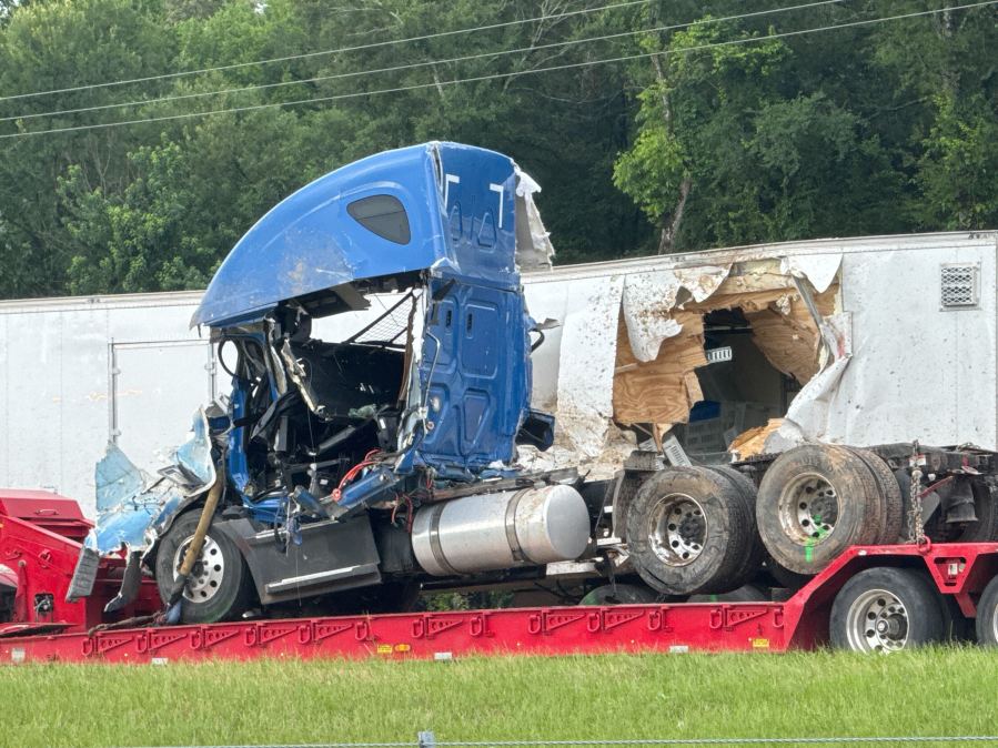 Fatal 18-wheeler crash closes parts of I-49 South in Shreveport
