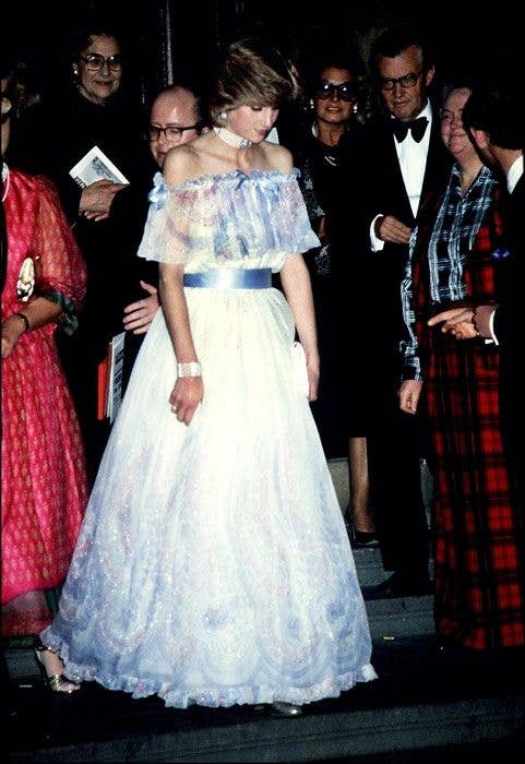 Princess Diana's real-life sleeping beauty moment - complete with ...