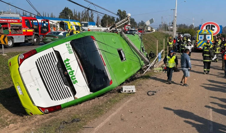 Volcamiento de bus de dos pisos en la Ruta 5 Sur deja dos fallecidos y ...