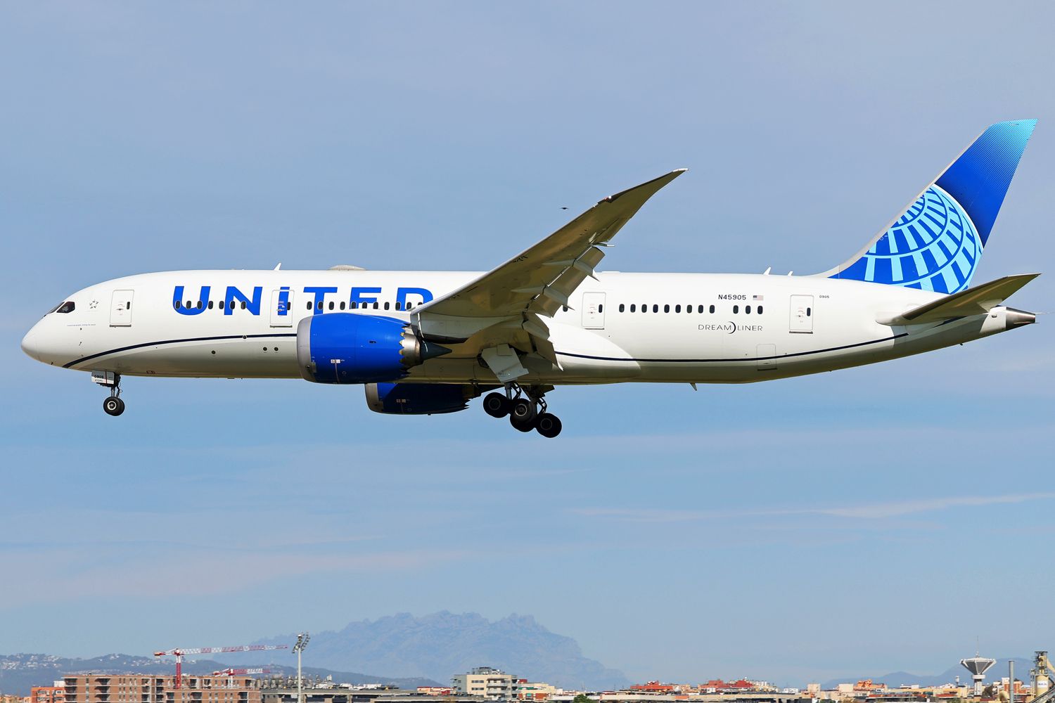 United passenger reportedly attempts to open door at 36,000 feet ...