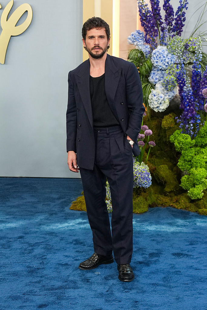 Mandy Moore, Kit Harington, and Lindsay Lohan light up the blue carpet ...