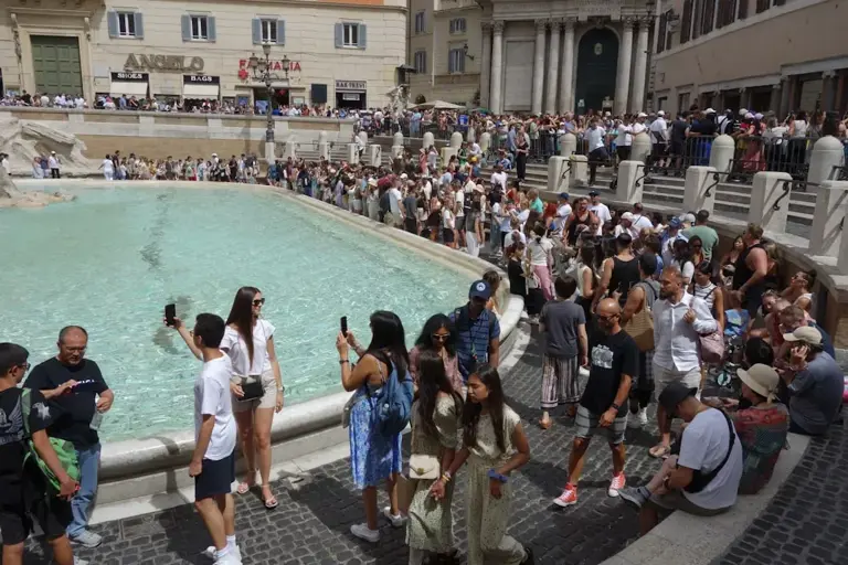 The "Instagram vs. reality" list: 10 famous landmarks that are actually ...
