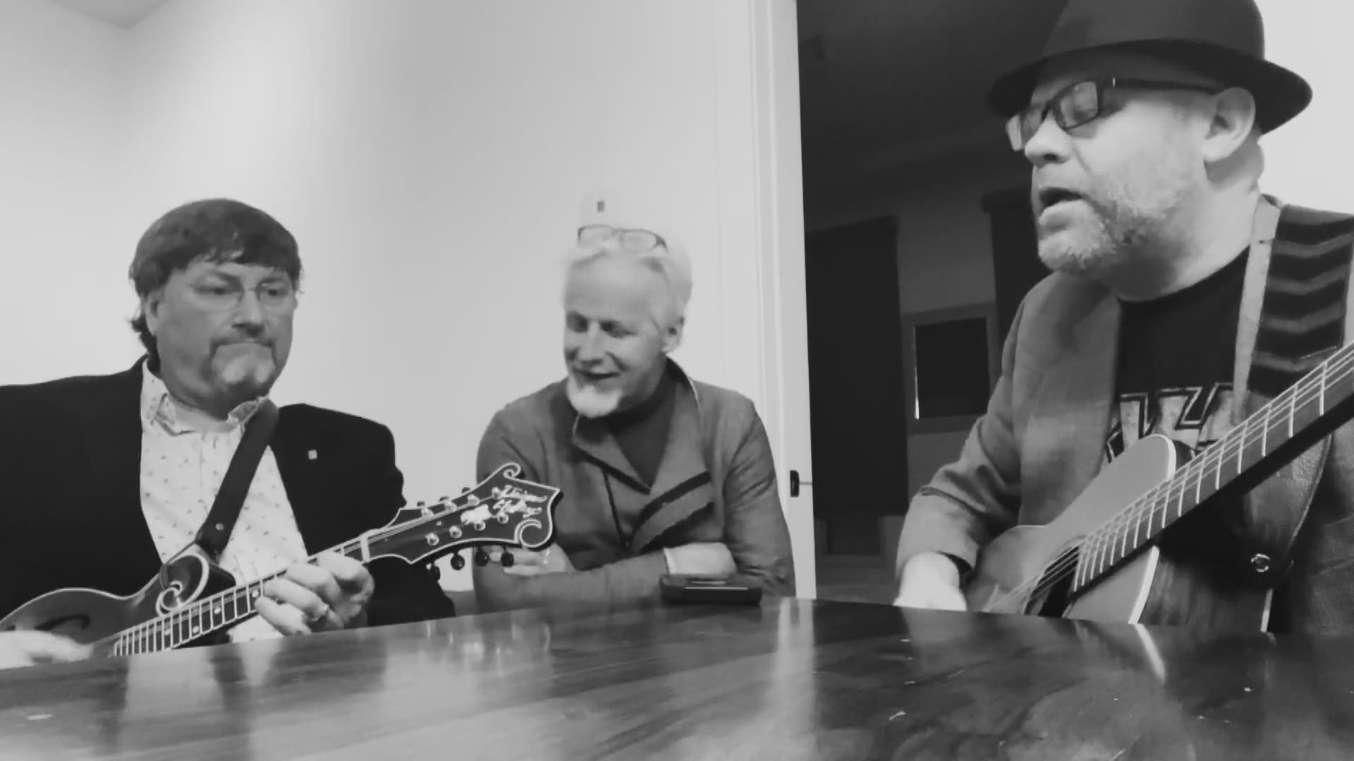 Singer-songwriter Robert Thomas