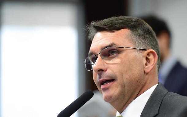 Quanto vale a foto de Flávio com Trump