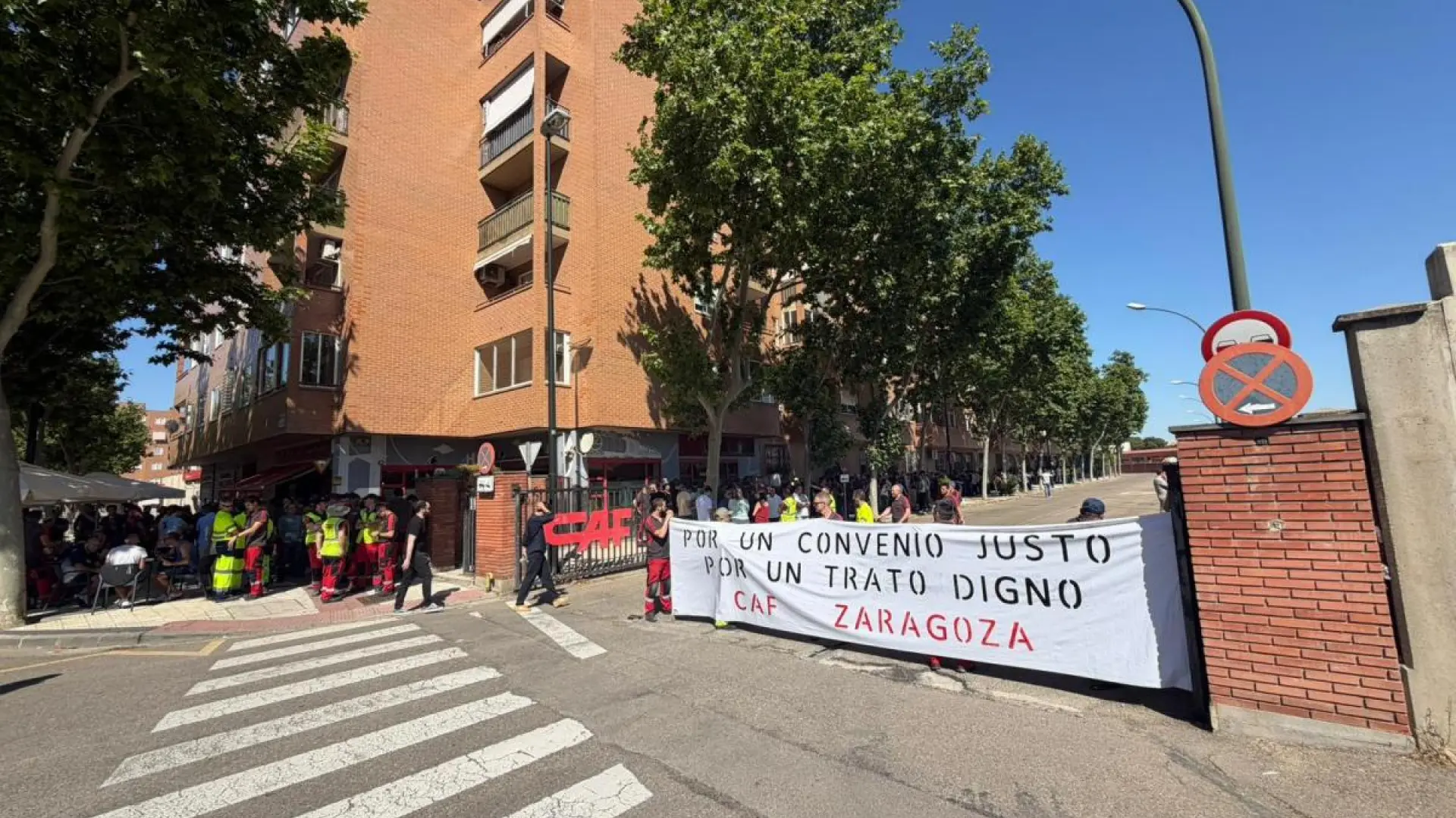Los trabajadores de CAF en Zaragoza inician una huelga por la firma del ...
