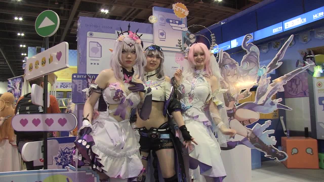 Thousands of cosplayers in amazing costumes attend UK's largest comic ...