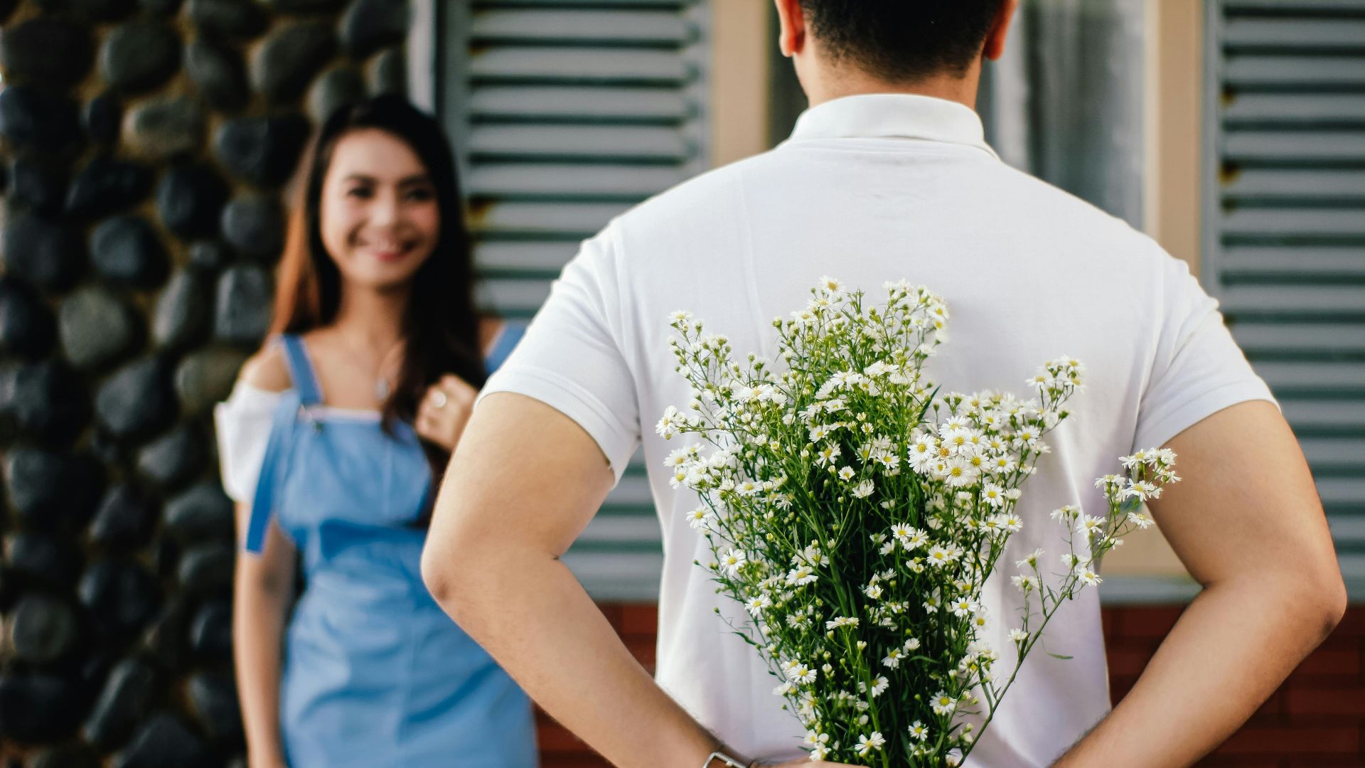 10 signs it's just a crush & 10 signs you're in love