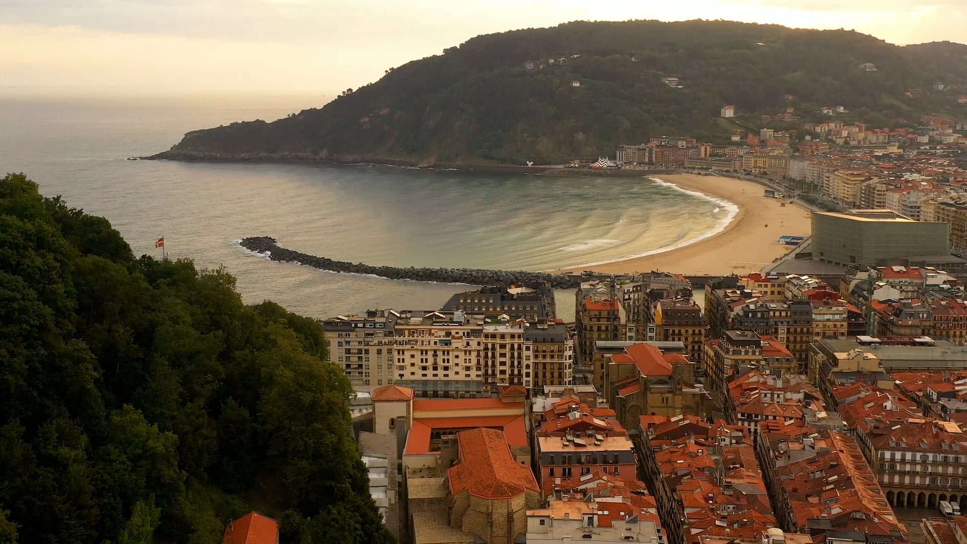 Drone discovers San Sebastián’s famous La Concha Bay from above