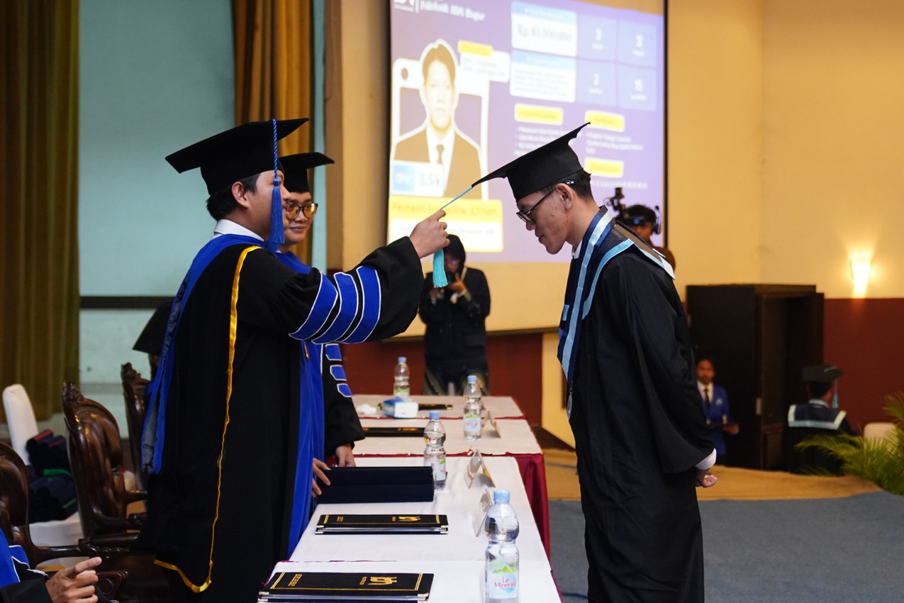 Keren! Wisudawan Politeknik IDN Bogor ada yang berpenghasilan hingga ...