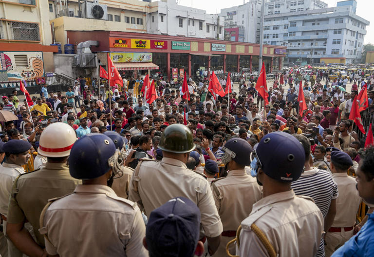 Bengal: Hawkers protest eviction from railway stations, demand ...