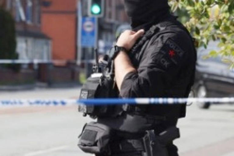 Major police incident on UK street as armed officers swarm after locals ...