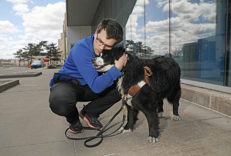Quebecer graduating from Polytechnique with service dog who attended ...