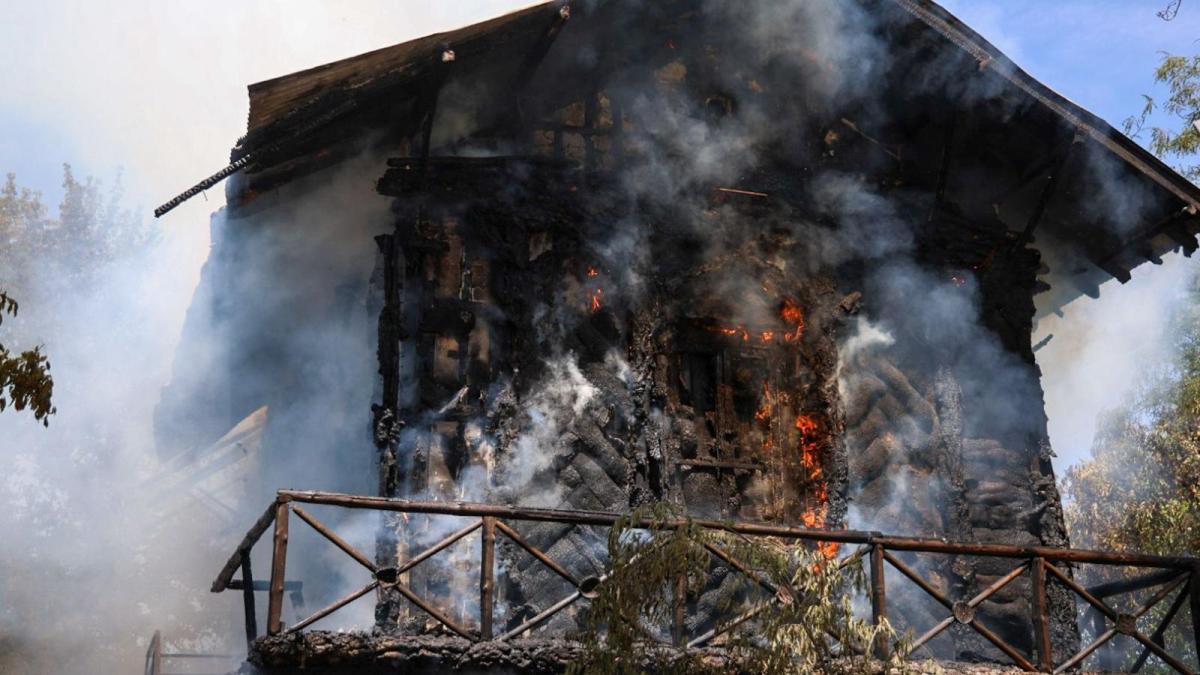 Un incendio devora la Casa del Corcho, el histórico edificio del parque ...