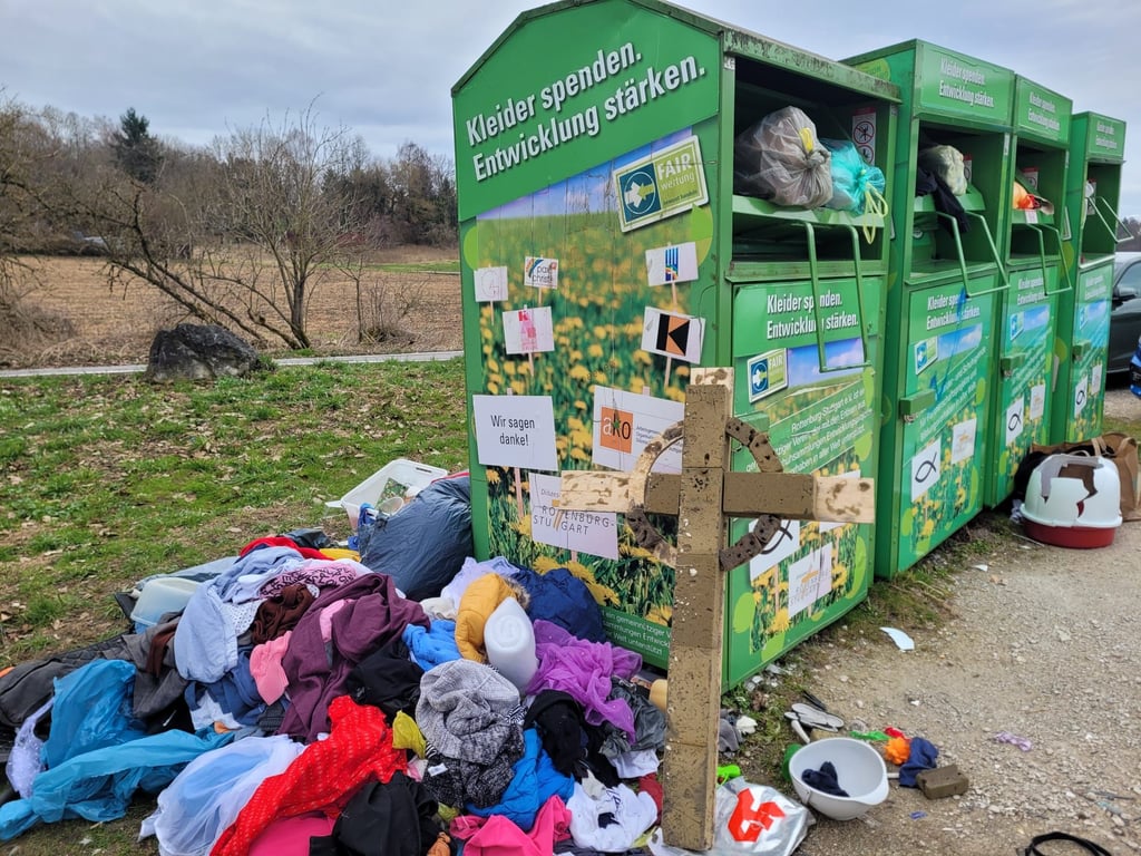 Aktion Hoffnung baut 100 Altkleidercontainer im Landkreis Biberach ab