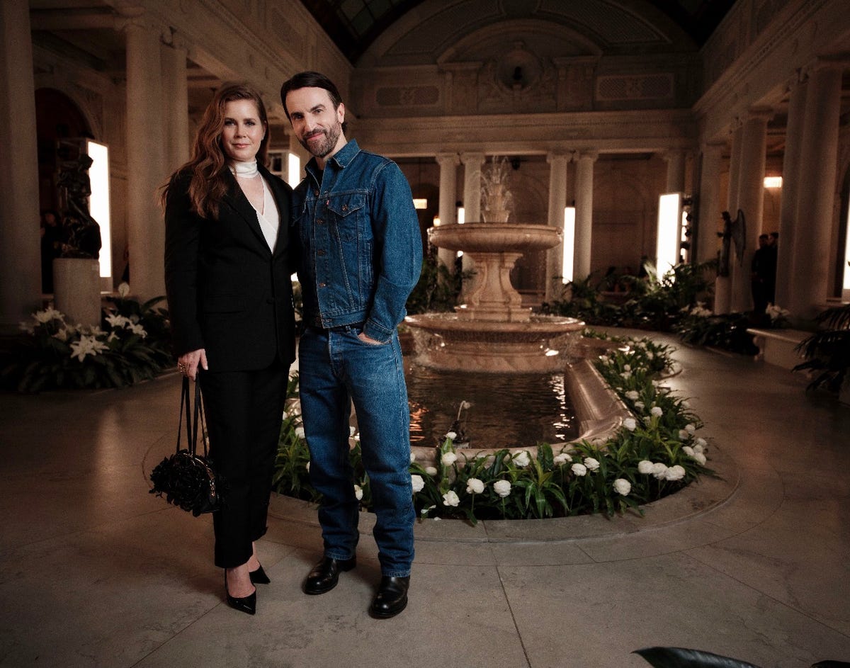 Amy Adams’s first Louis Vuitton show was a work of art